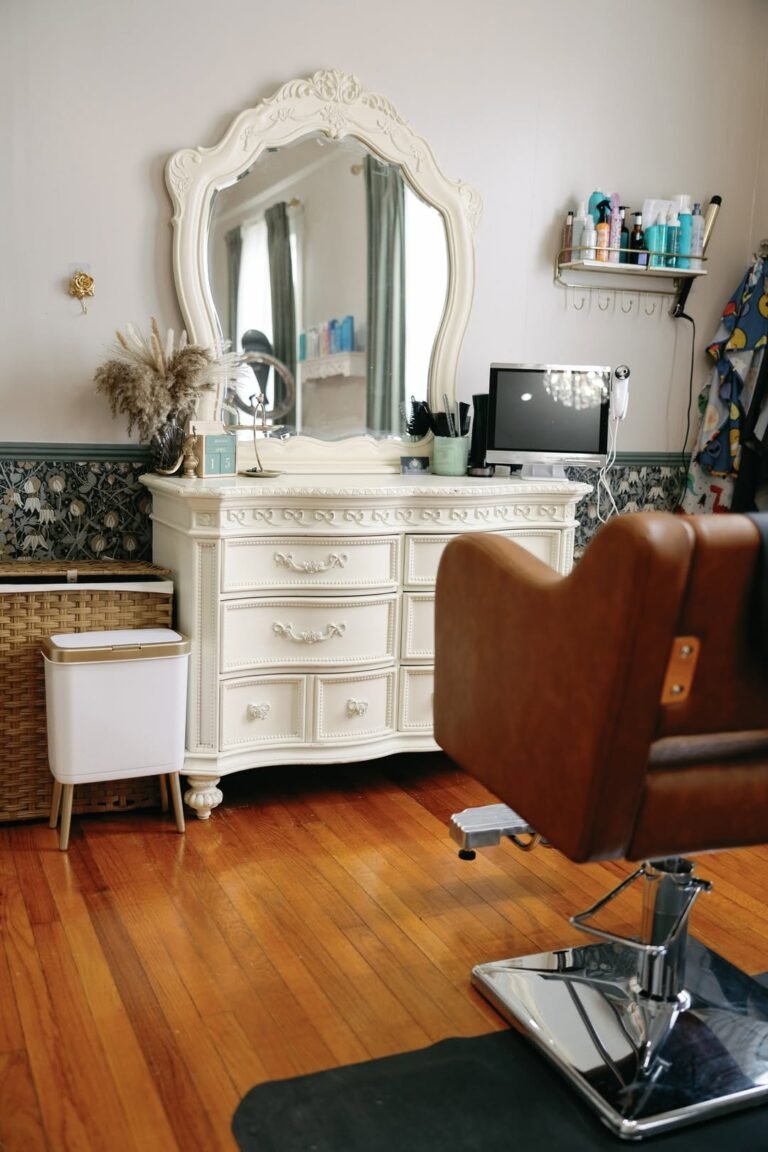 27 Space-Saving DIY Vanities to Maximize Your Bedroom – DIY Home Decor ...