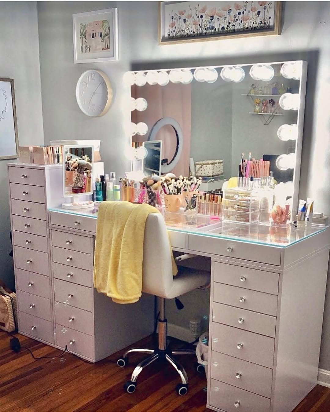 27 Space-Saving DIY Vanities to Maximize Your Bedroom – DIY Home Decor ...