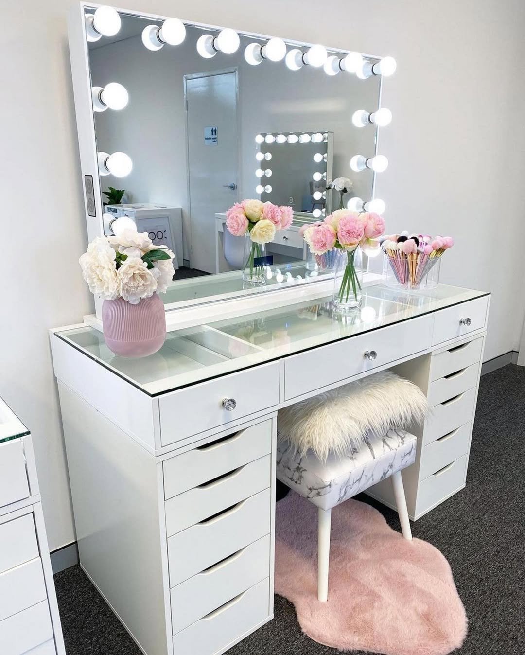 27 Space-Saving DIY Vanities to Maximize Your Bedroom – DIY Home Decor ...