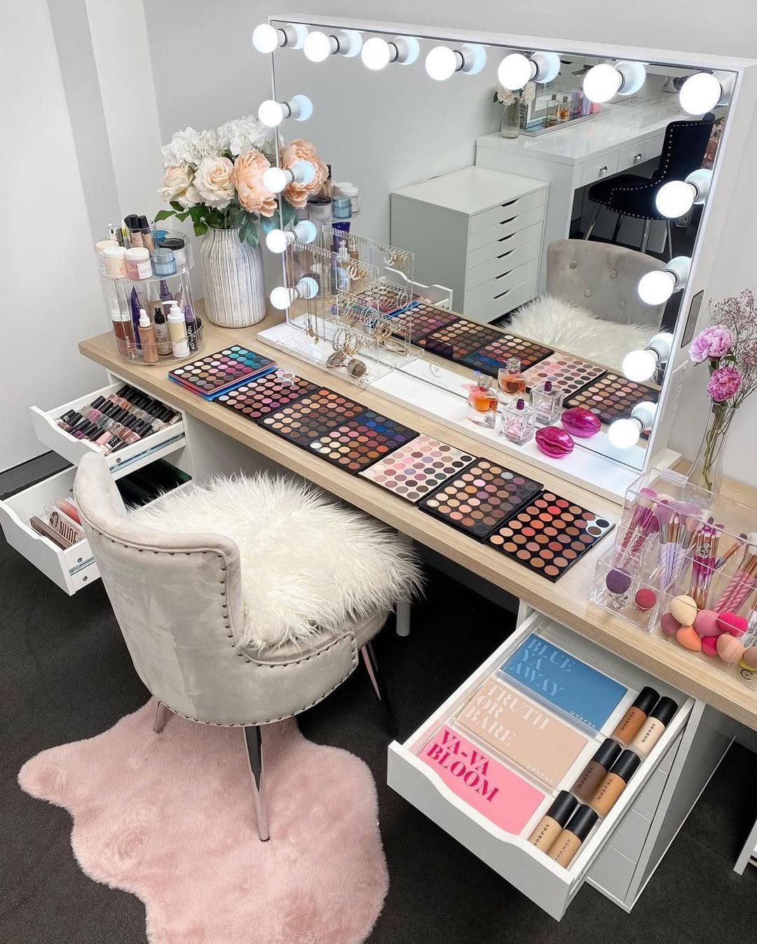 27 Space-Saving DIY Vanities to Maximize Your Bedroom – DIY Home Decor ...