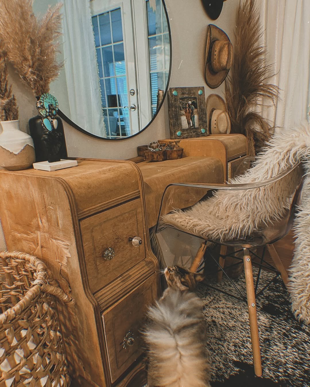 27 Space-Saving DIY Vanities to Maximize Your Bedroom – DIY Home Decor ...