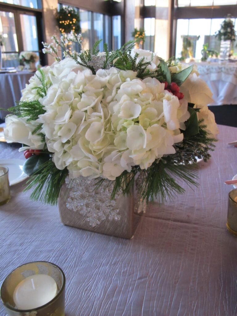 25 Elegant Winter Floral Arrangements for a Festive Home