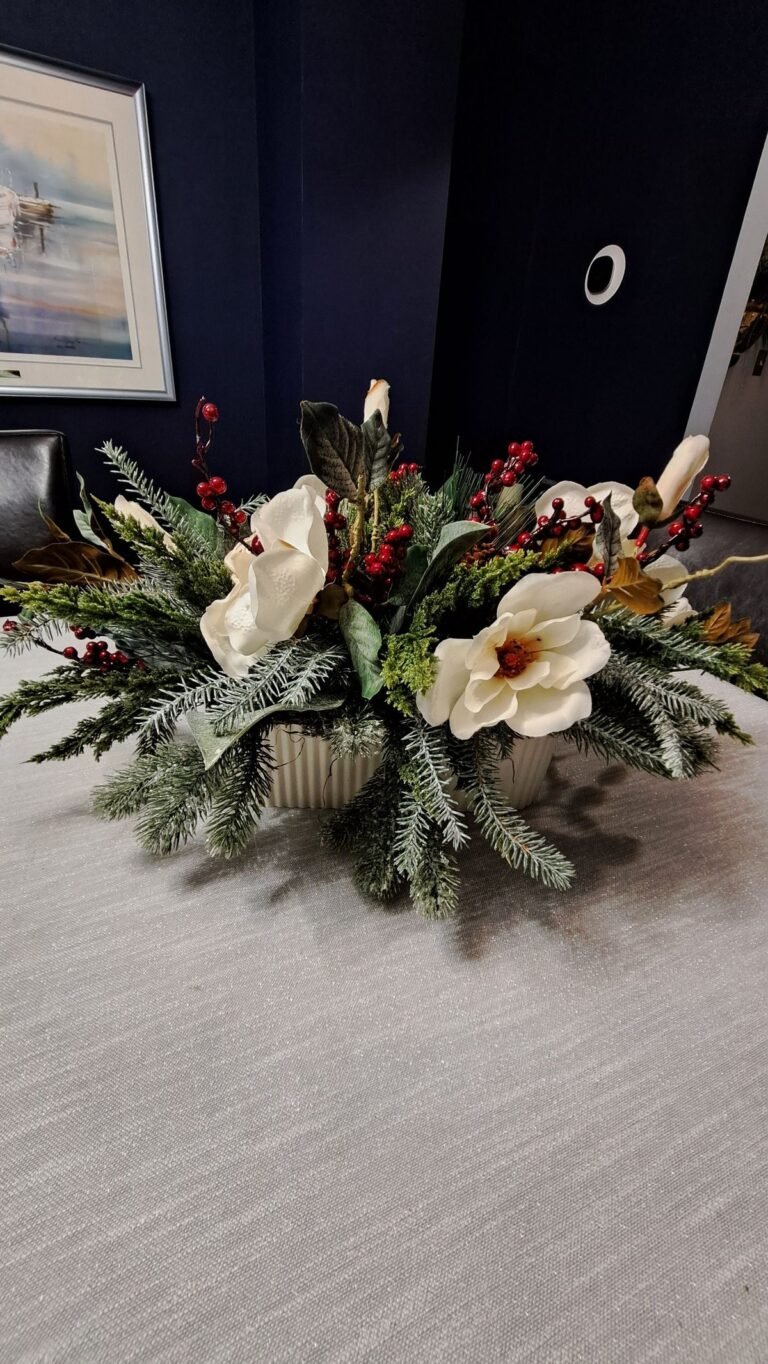 25 Elegant Winter Floral Arrangements for a Festive Home