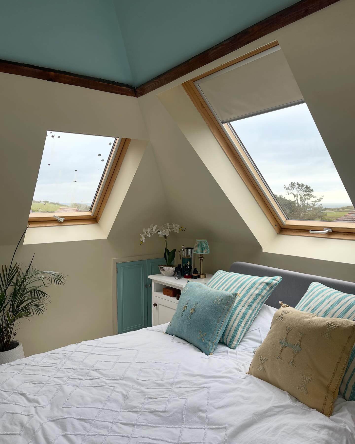 21 Low Attic Bedroom Ideas That Turn Cramped Spaces Into Cozy Retreats ...